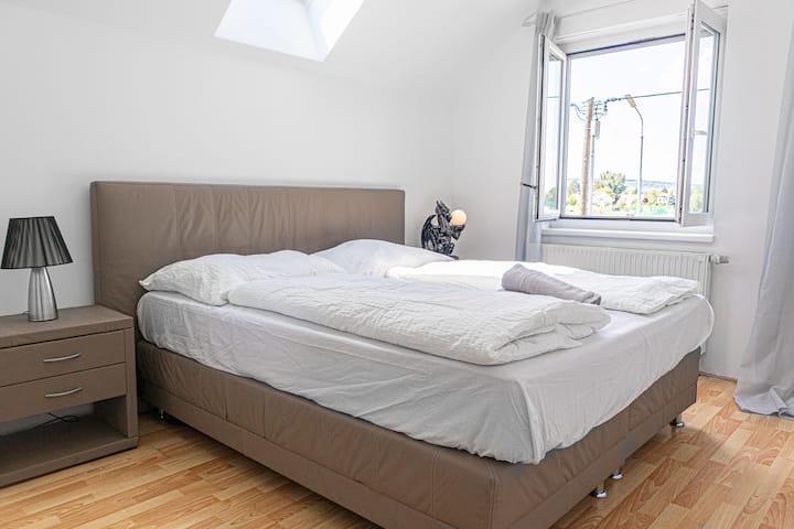 Elegant Garden Villa | Free Parking | Sleeps 16 - Vienne