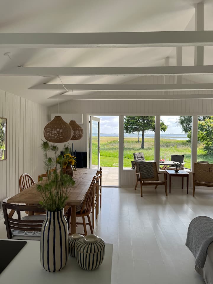 Nyrenoveret Sommerhus Med Havudsigt På Agersø - Danemark