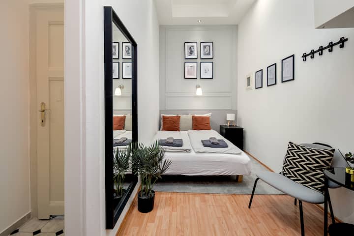 Stylish Unit At Kazinczy - Budapest