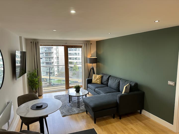 Water Facing Modern Apartment Walkout Balcony - Leeds