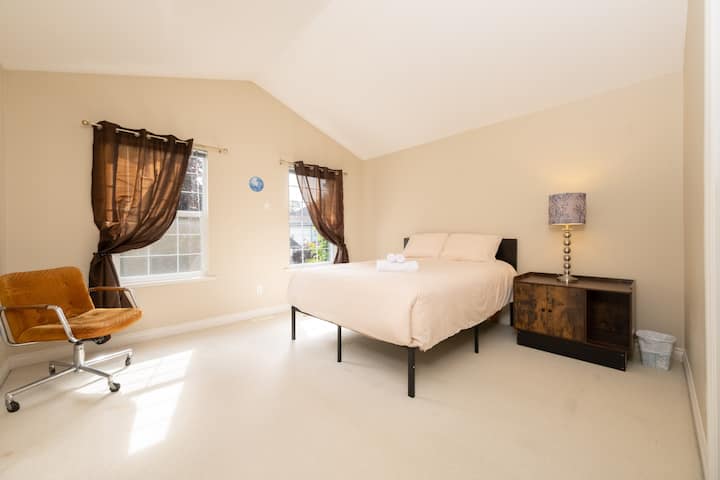Modern 3br Home | Quiet Surrey Retreat - Surrey