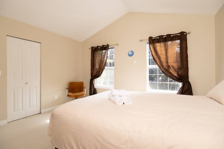 3br 2ba Surrey Home | Quiet & Convenient - Langley, BC