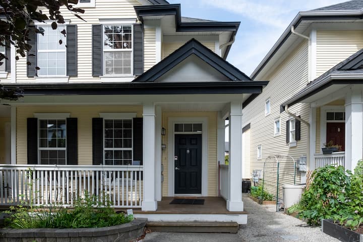 3br 2ba Surrey Home | Quiet & Convenient - Surrey
