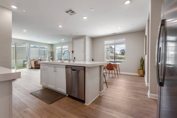 * Family Home With Private Gym! * - Escondido, CA