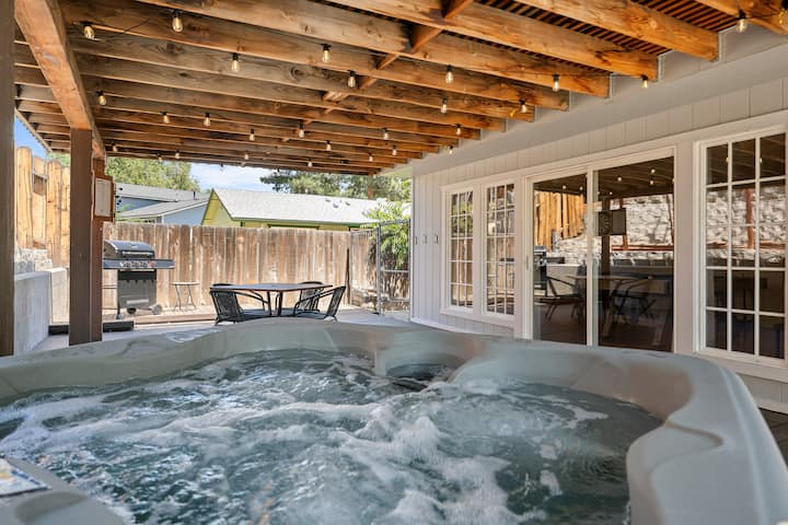 Desert Dreams Retreat Hot Tub Game Room Fire Pit - Sparks, NV
