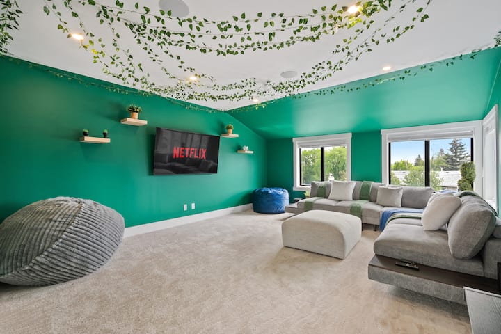 *Luxurious* Sauna |Rocket-ship|game-room|hammock - Calgary