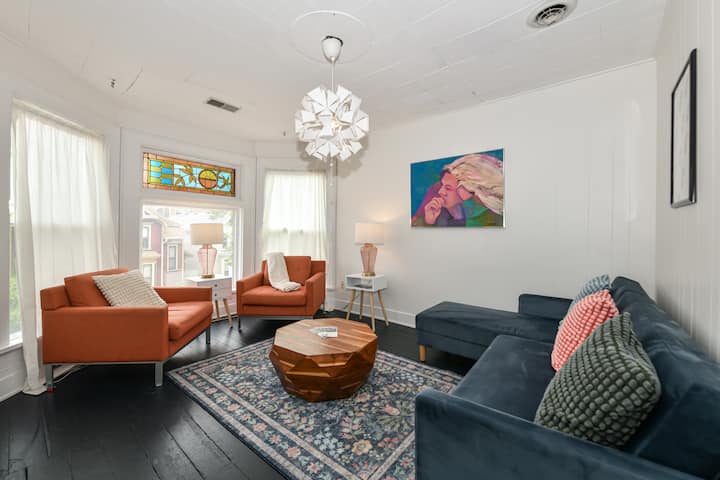 Steps From Brady St, Your Group's Ideal Home Base - Milwaukee