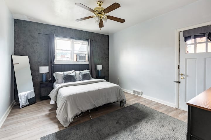 Quiet 1br | Patio, Bikes + Desk | Near Cafés - Pittsburgh