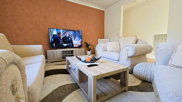 Private Cozy Ballarat Suite | Lounge & En Suite - Ballarat