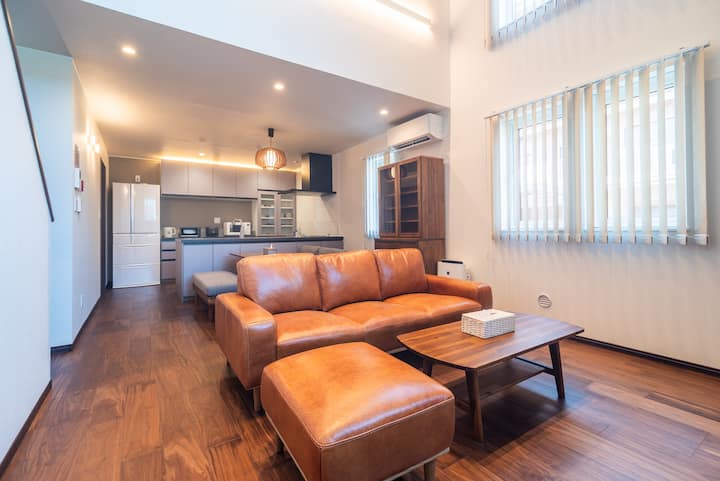 （新屋）札幌市中心 近圓山公園 挑高設計客廳  4房 2廁所 1浴室 1淋浴  最大10人 可停車 - Sapporo
