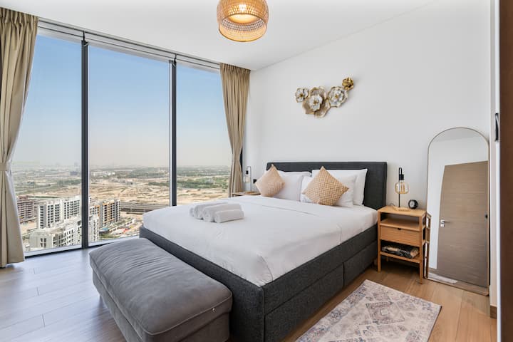 Chic 1br W/ Balcony View, Gym, Pool & Kid-friendly - Dubai