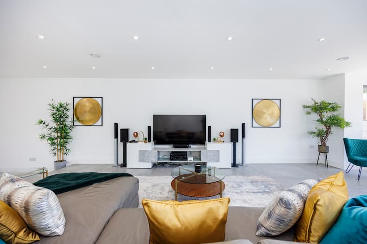 Modern Smart Home With Garden | +18mins To London - St Albans, UK