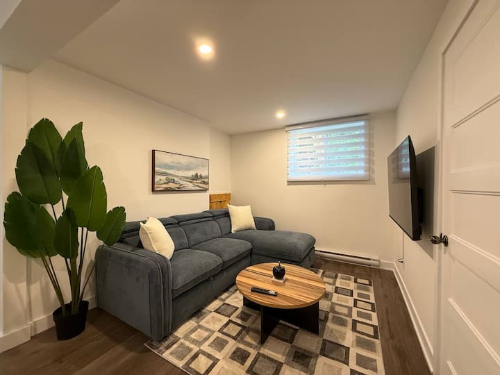 Beautiful Spacious 4br With Parking, Near Montreal - Longueuil
