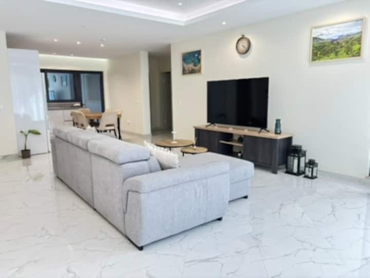 Stay In Praia – 3br Modern Apt W/ Rooftop & Wi-fi - Praia (Zöld-foki-szigetek)