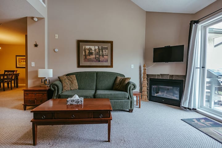 Top-floor Peaks Of Radium Condo With Loft & Views - Radium Hot Springs