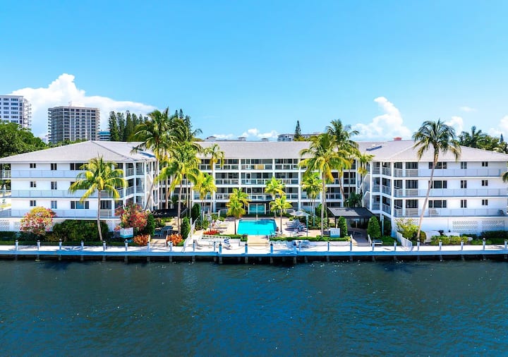 Coastal Escape • Walk To Beach • Gym •  Pool - Boca Raton, FL