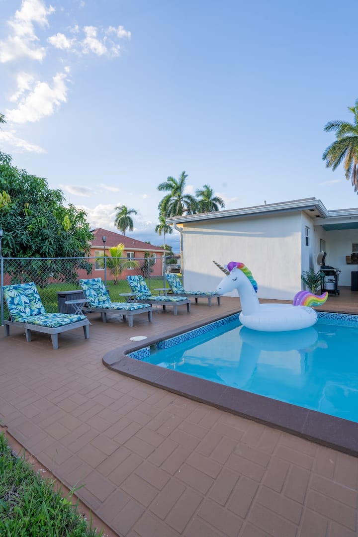 Renovated Sept 2024! Pool | Mini Golf | Volleyball - Miramar, FL