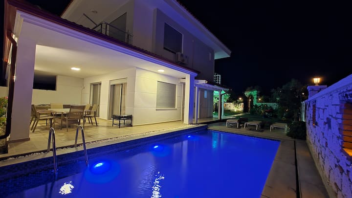 Alaçatı  Turkuaz Havuzlu Villa - Alaçatı