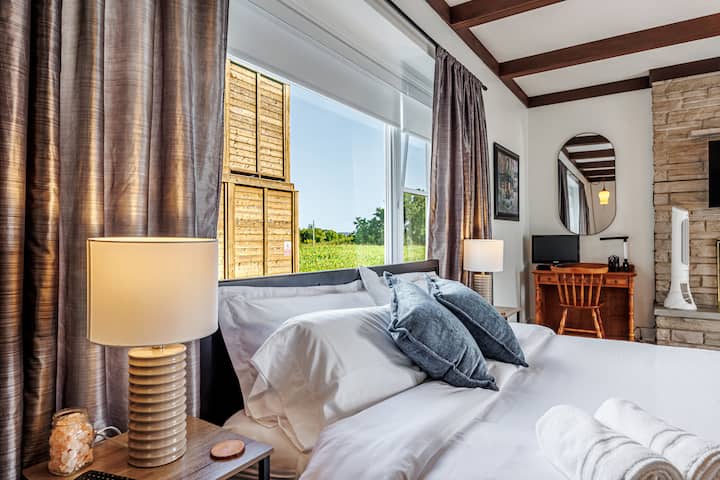 Farmhouse Guest Suite - King Bed & Full Kitchen - Beamsville