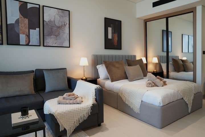 Business Bay Large Lux Jacuzzi & Canal View Studio - ドバイ