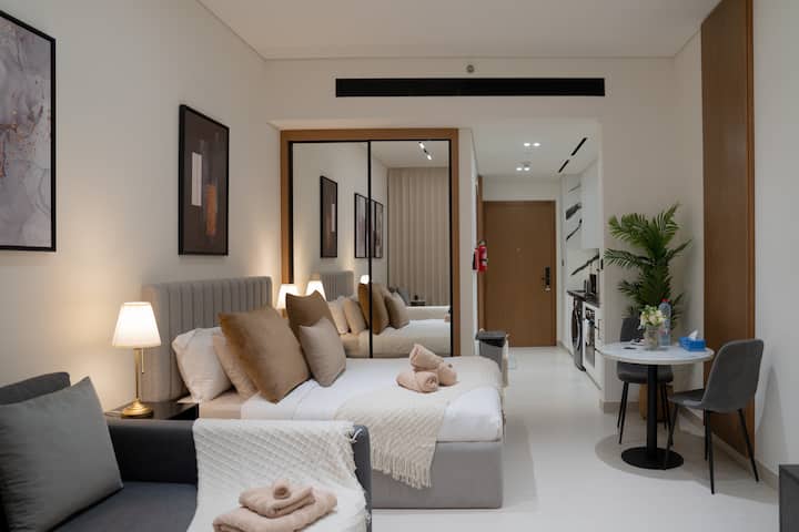 Business Bay Large Lux Jacuzzi & Canal View Studio - Dubái