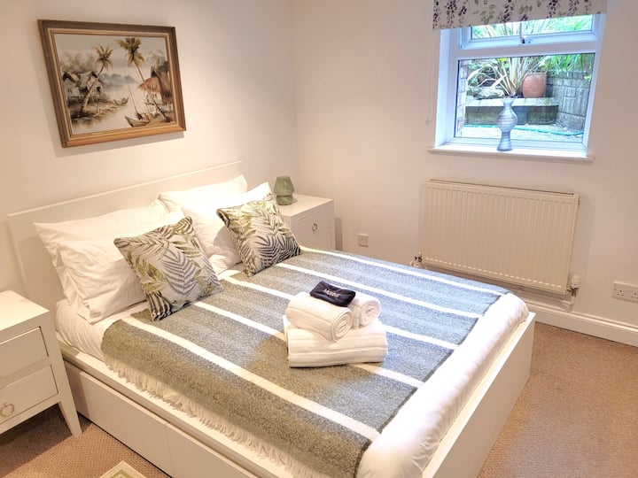 Walk To Town, Families & Friends, Easy Parking - University of Gloucestershire, Park Campus