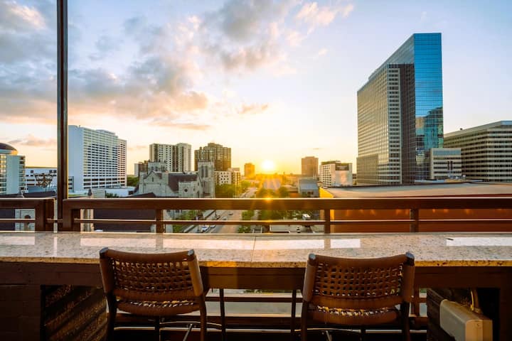 12th Floor City View Condo.: Free Parking/pool/gym - Minneapolis