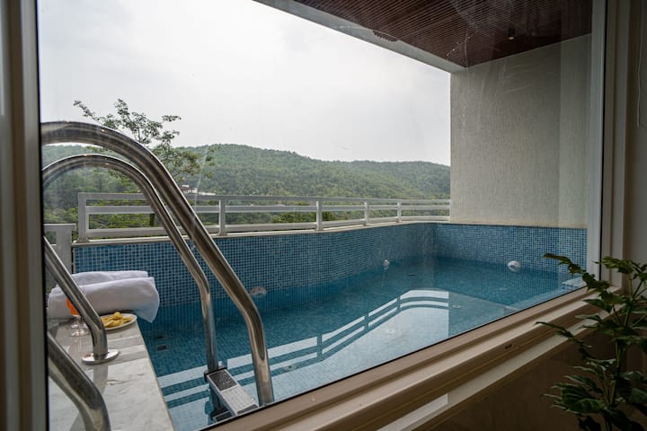 Hillside 4 Bhk Apt W/ Pvt Jacuzzi & Lift - Dehradun