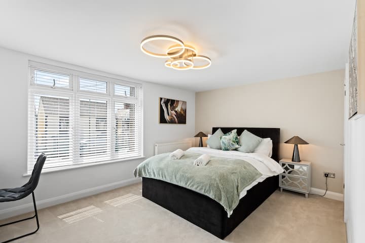 6 Beds/3bath Modern Contractor-familyhome-driveway - Redhill
