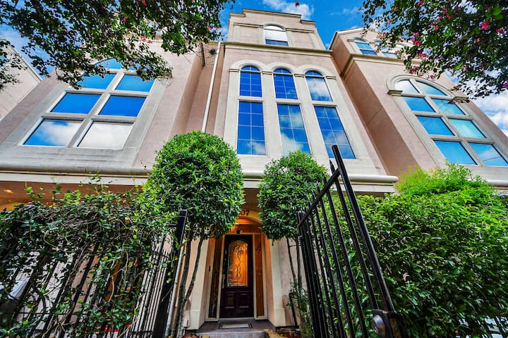 Montrose Retreat | Walk To Dining + Skyline Views - Houston, TX