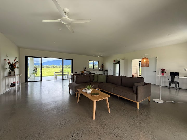 Tropical Farm Stay With Mountain Views - Daintree
