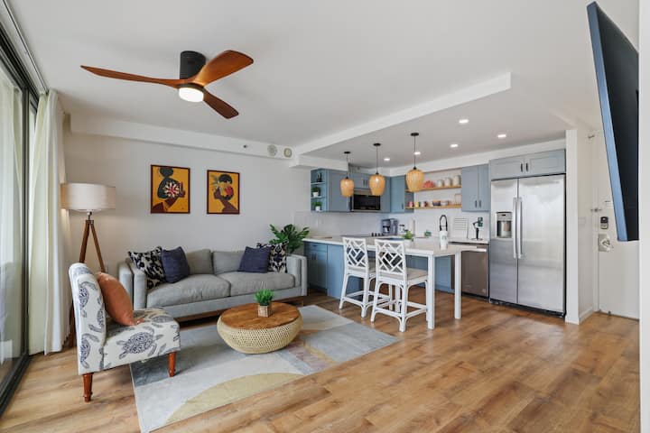 Oceanview High Floor 1 Bedroom & Free Parking - Honolulu, HI