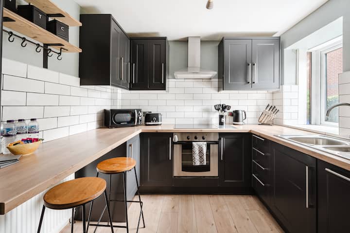 Modern 2 Bedroom House With Parking - Altrincham