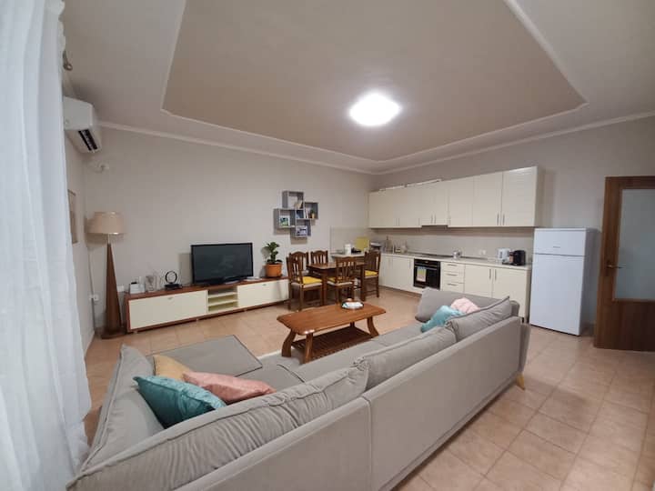 Take 5 Inn - Cozy 2 Bdr Near Kavaja Str - Tirana