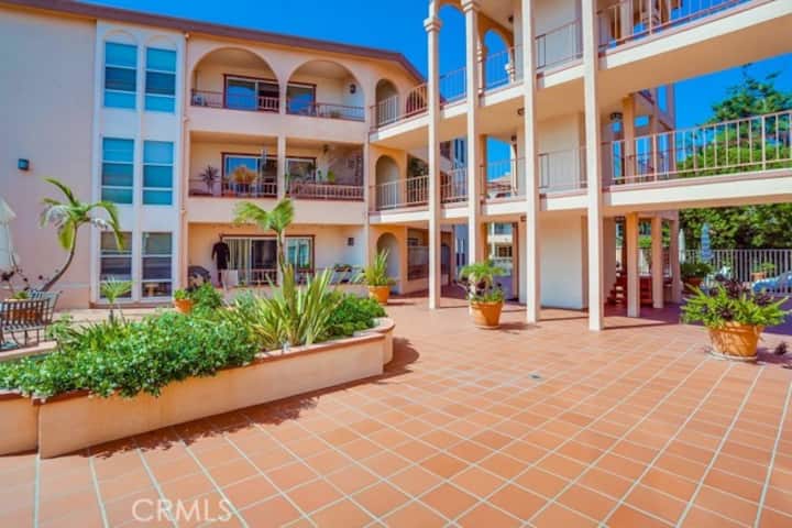 Designer Tranquil Condo Steps From Beach - Santa Monica, CA
