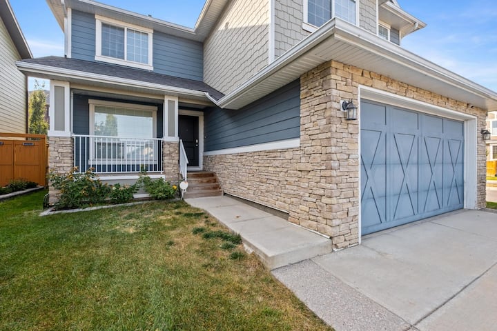 Modern 4-bedroom Retreat – Near The Lake, Sleeps 8 - Chestermere
