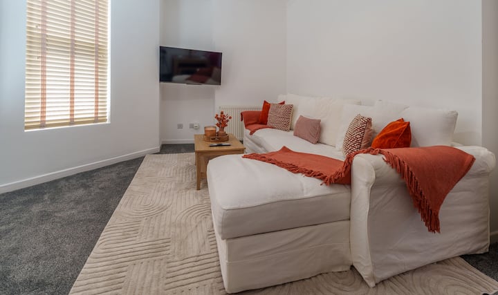 Modern 1 Bedroom Apartment - The Den - Plymouth