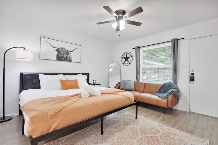 King Suite—5 Min Ut/ Downtown/ Moody—free Parking - Austin, TX