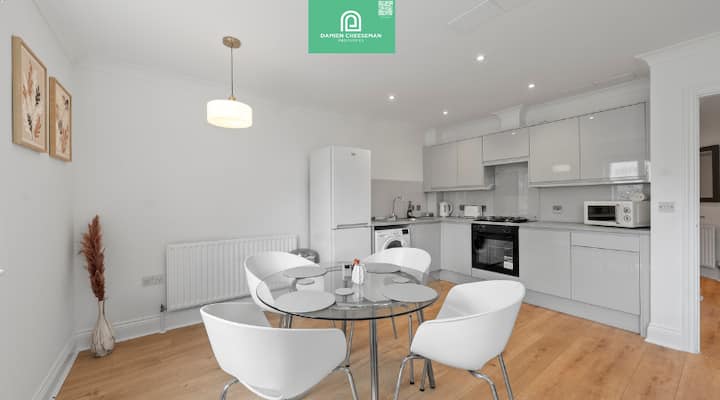 Kingston Centre Location | 2-bed Apartment - Twickenham