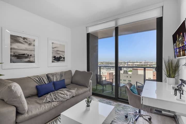 Bayview 2br Retreat | Stunning Views + Pool - Miami, FL