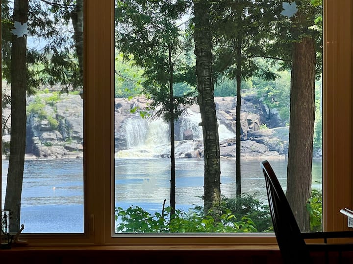 Waterfront Fallsview Cabin In Muskoka - Bracebridge