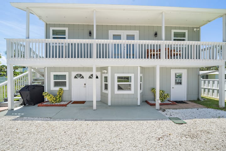 Fresh Coastal Comfort | Beaches Close & Bay Views - Siesta Key, FL