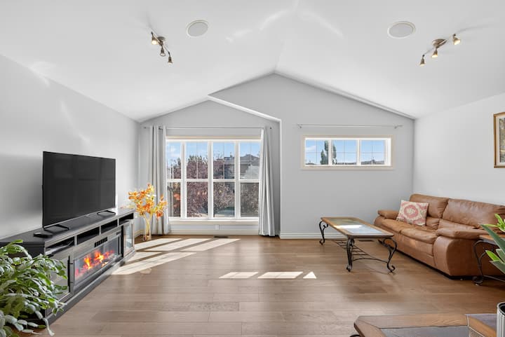 Luxury Home/5 Br/10 Beds/4ba/sleep 12, Ac, Crib - Calgary
