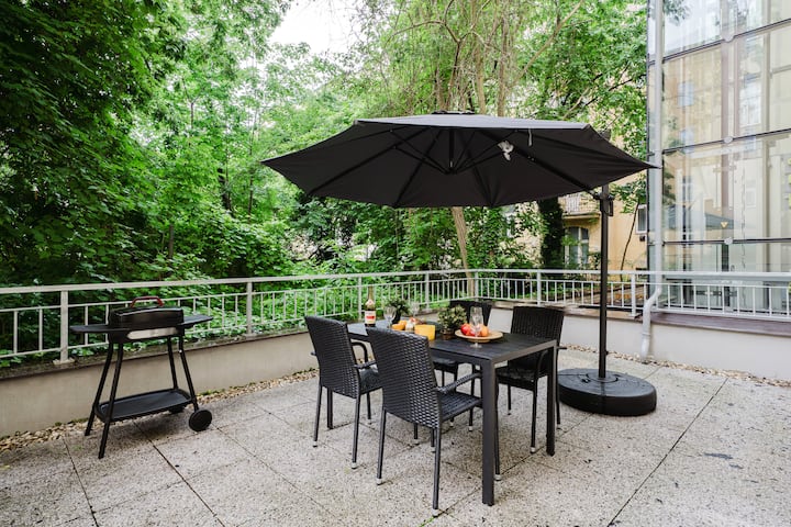 3bdr Apt. W/ Terrace ​​• Grill ​​• Work Space - Prague