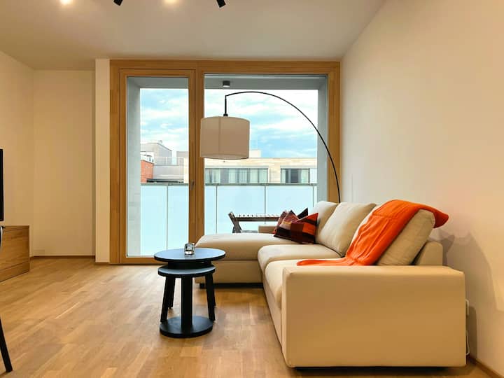 Modern Chic Apartment W/ Balcony + Free Parking - Prague