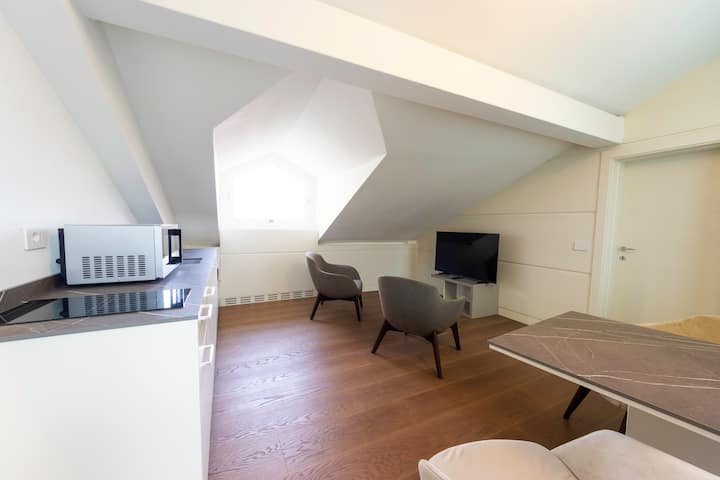 Arona Palace | Apt. Classic - Arona, Italy