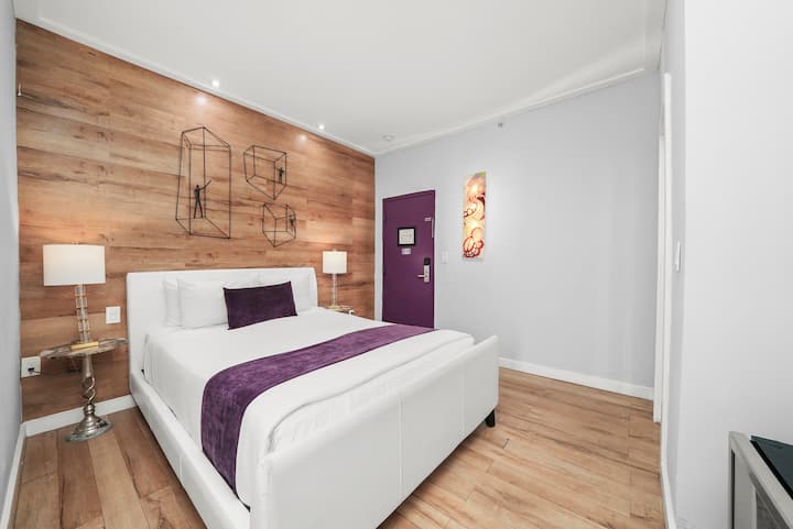 Prime Spot Queen Bed, Collins Av - Miami Beach, FL