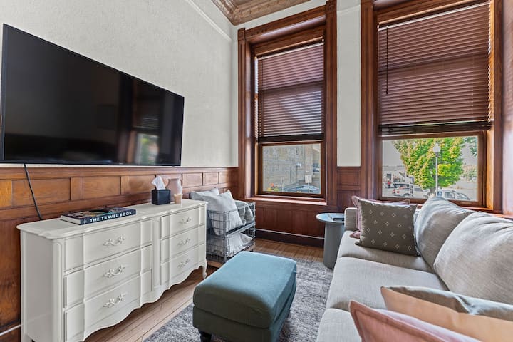 Historic Downtown Apt, Algoma Suites #3 - Sleeps 5 - Oshkosh, WI