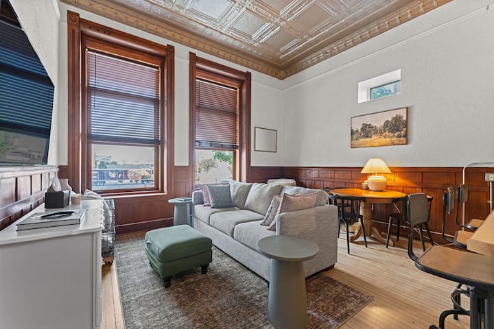 Historic Downtown Apt, Algoma Suites #3 - Sleeps 5 - Oshkosh, WI