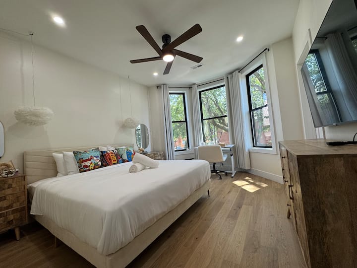 Sleek Avondale Condo | Spa Bath + Garage + Sass - Chicago, IL